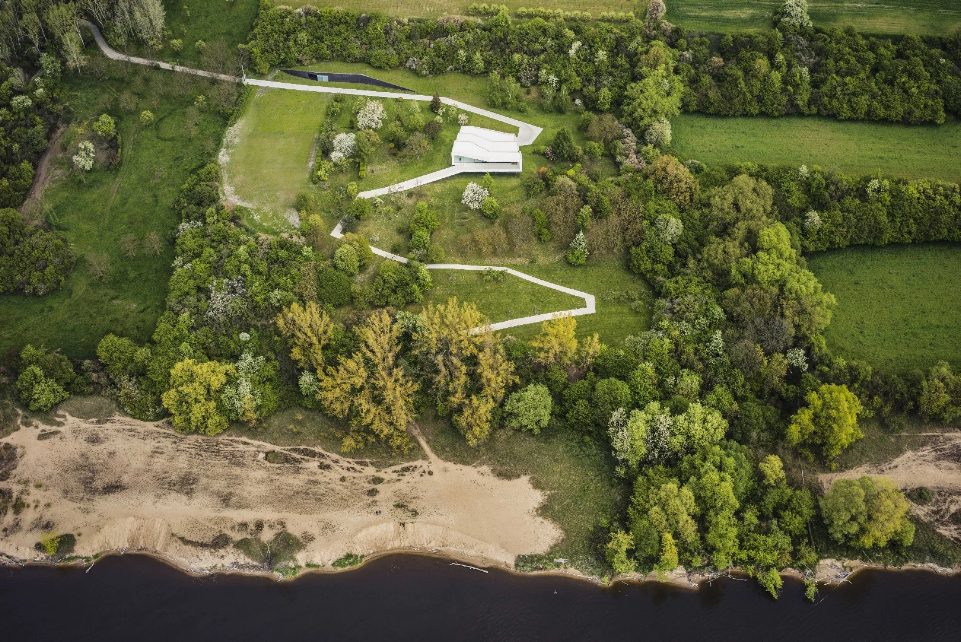 Remarkable By The Way House wraps its residents in a looping driveway