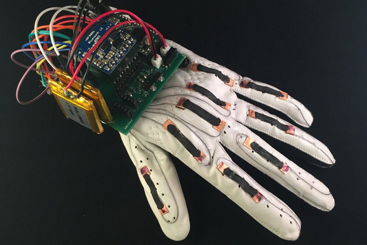 smart-glove-translates-sign-language-gestures-into-text