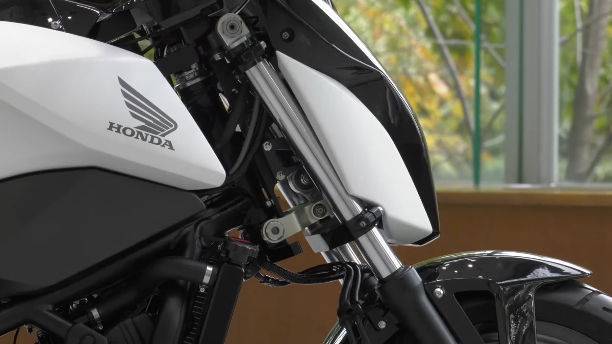 Honda's self-balancing motorcycle follows you around like a puppy