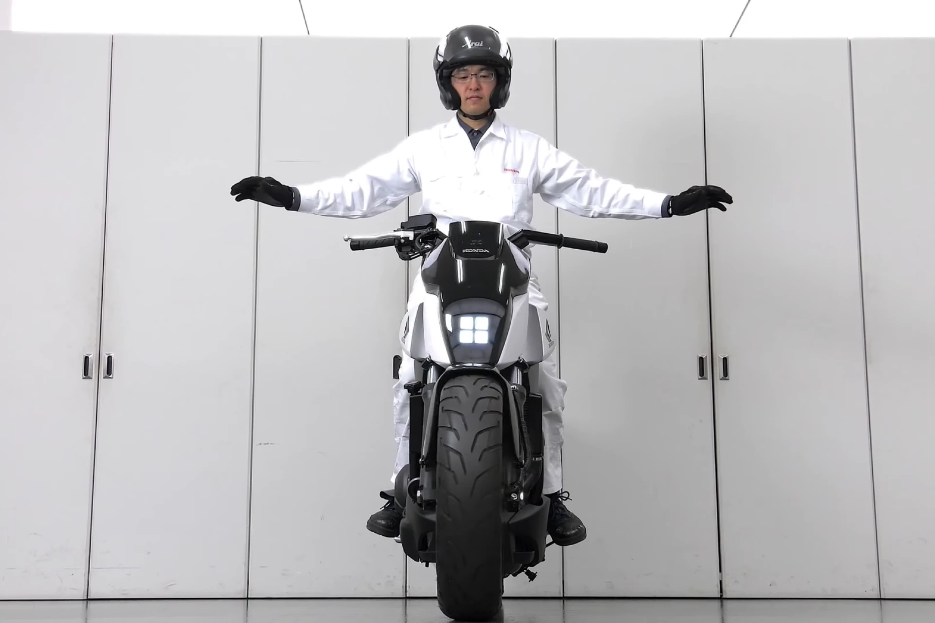 Honda's self-balancing motorcycle follows you around like a puppy