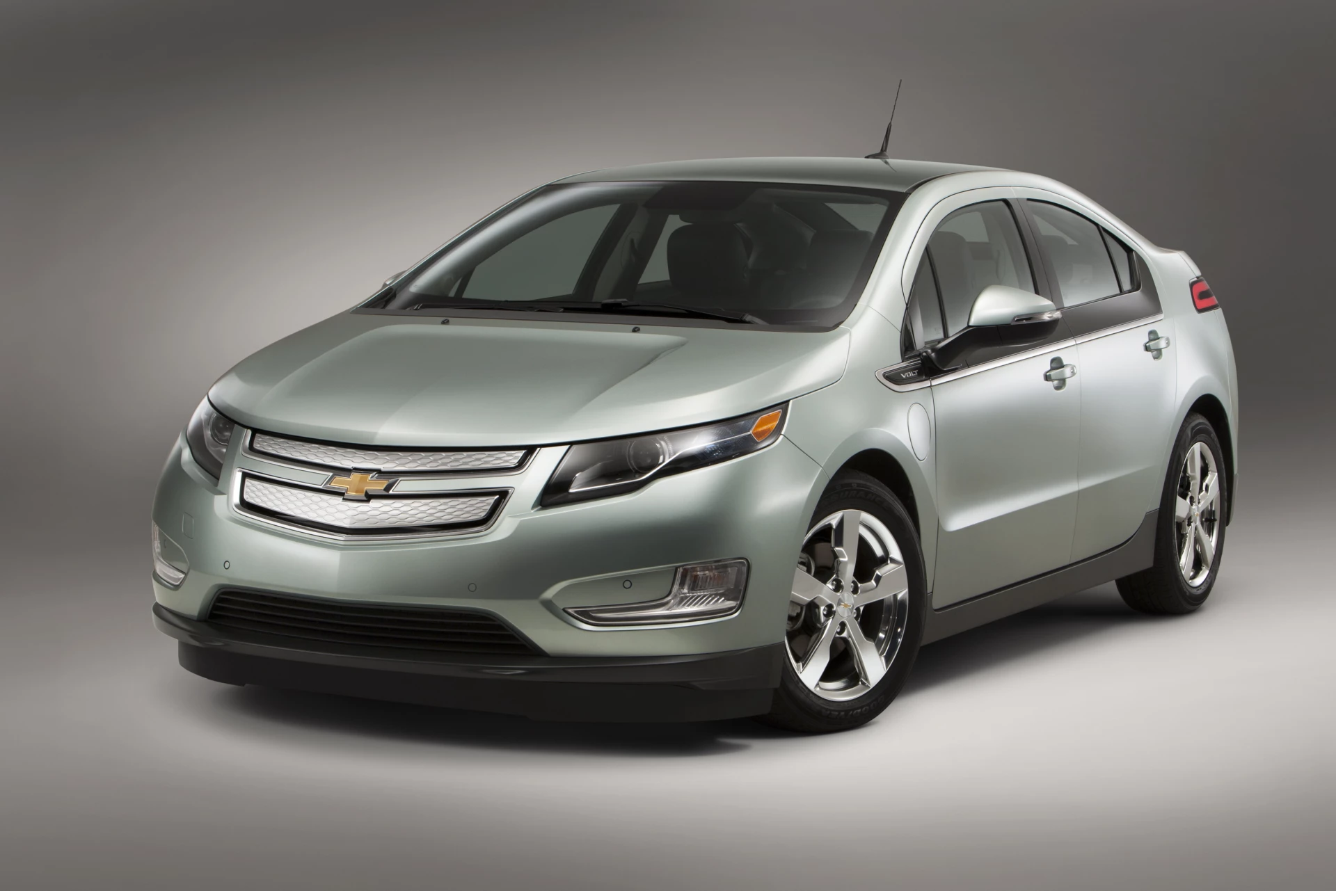 2013 Chevy Volt adds range, not price
