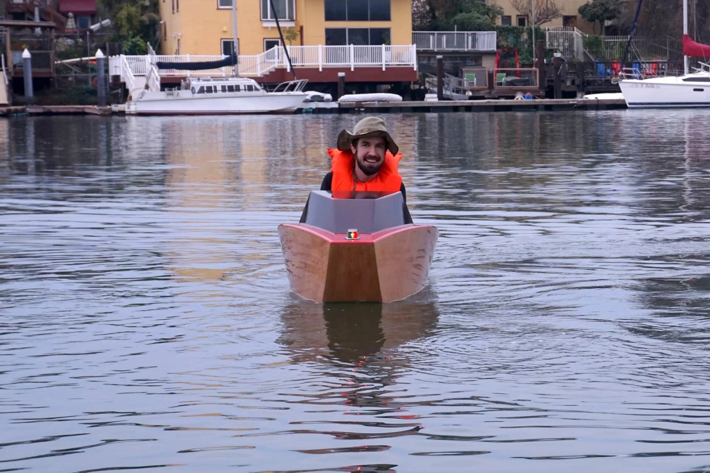 Mini electric boat takes to the water for pint-sized motoring fun