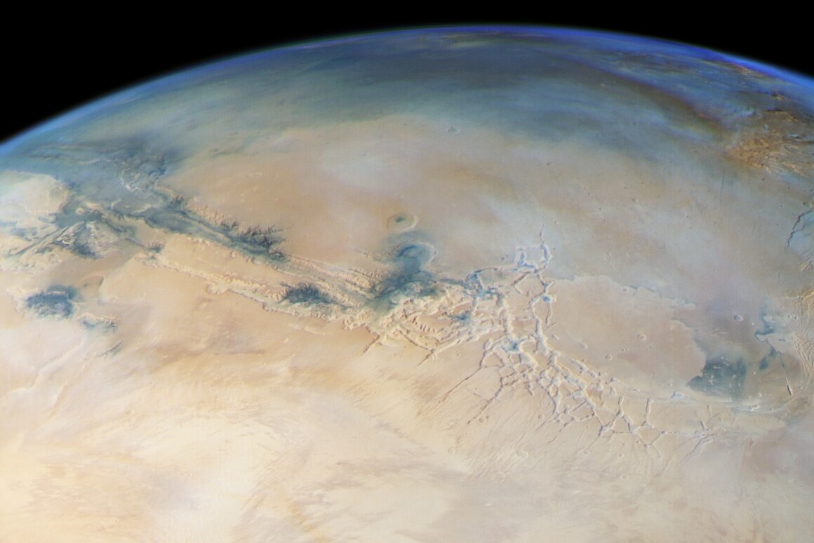 Huge lake of liquid water found on Mars