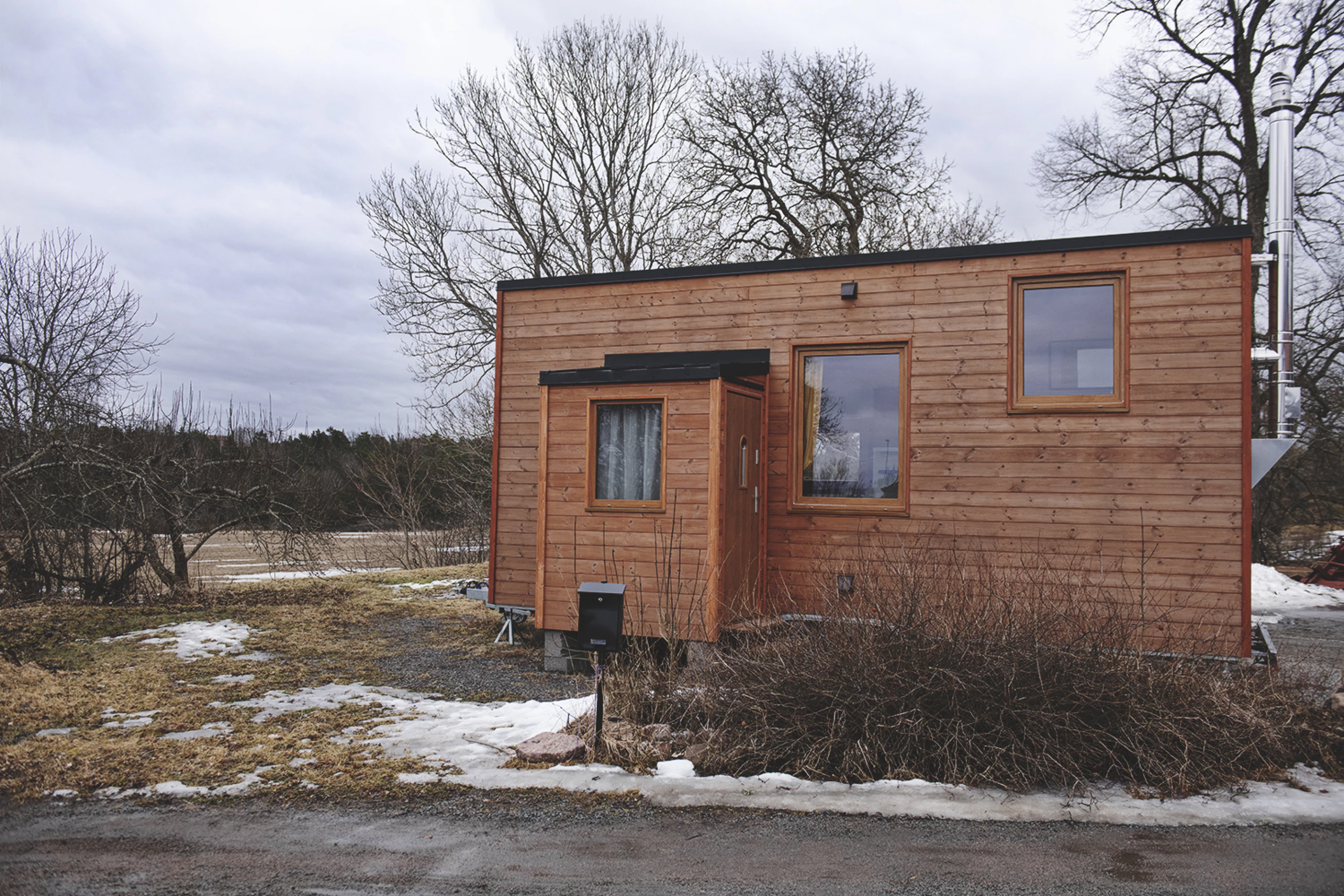 Elise tiny house lifts the living room to fit family of three