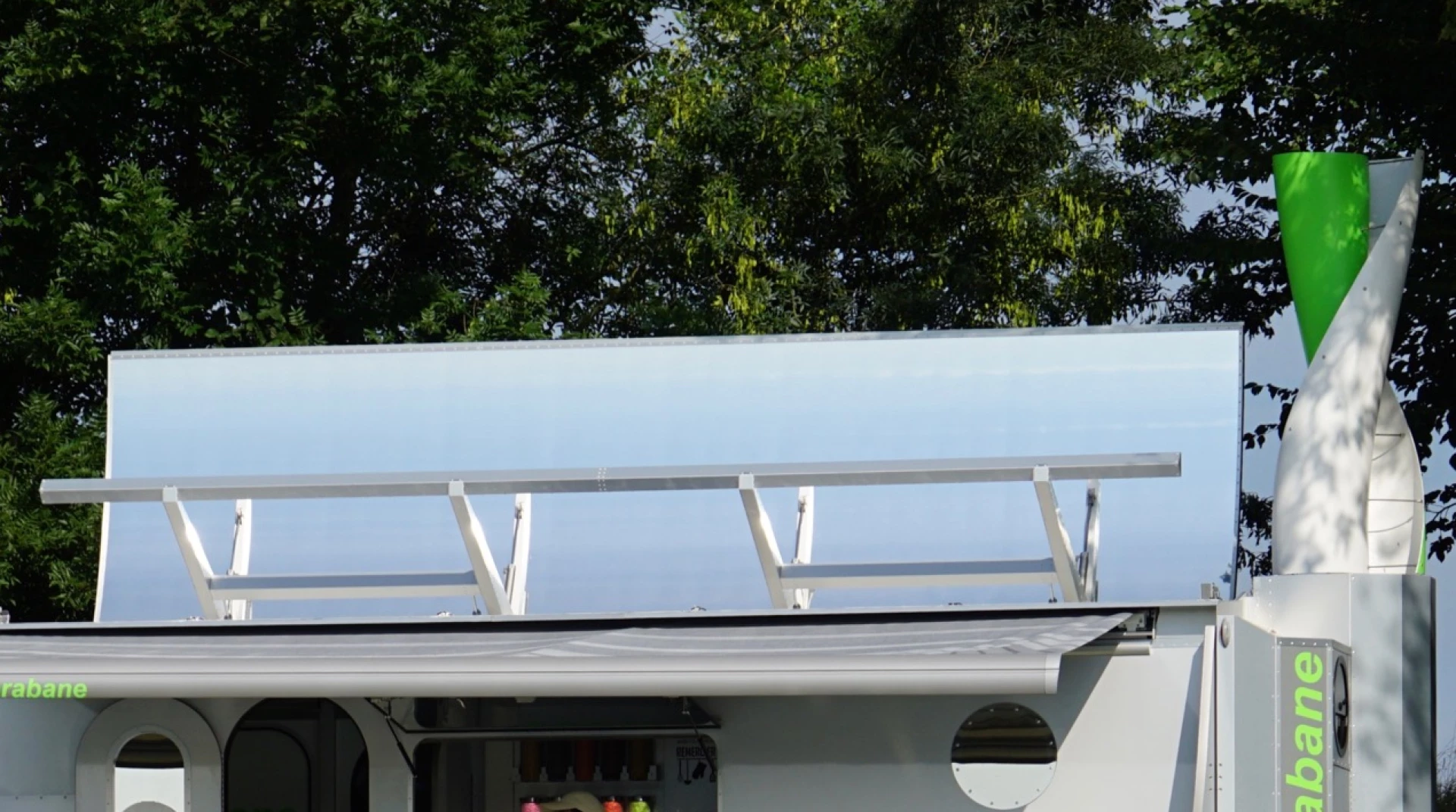 Collapsible, rotating caravan harnesses solar and wind for efficient ...