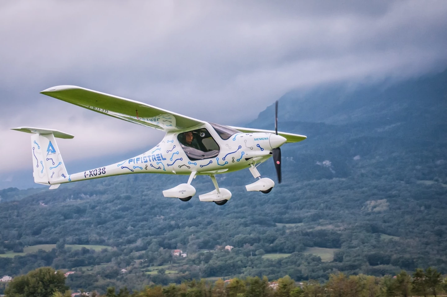 Battery-powered electric plane quietly takes to Australian skies for ...