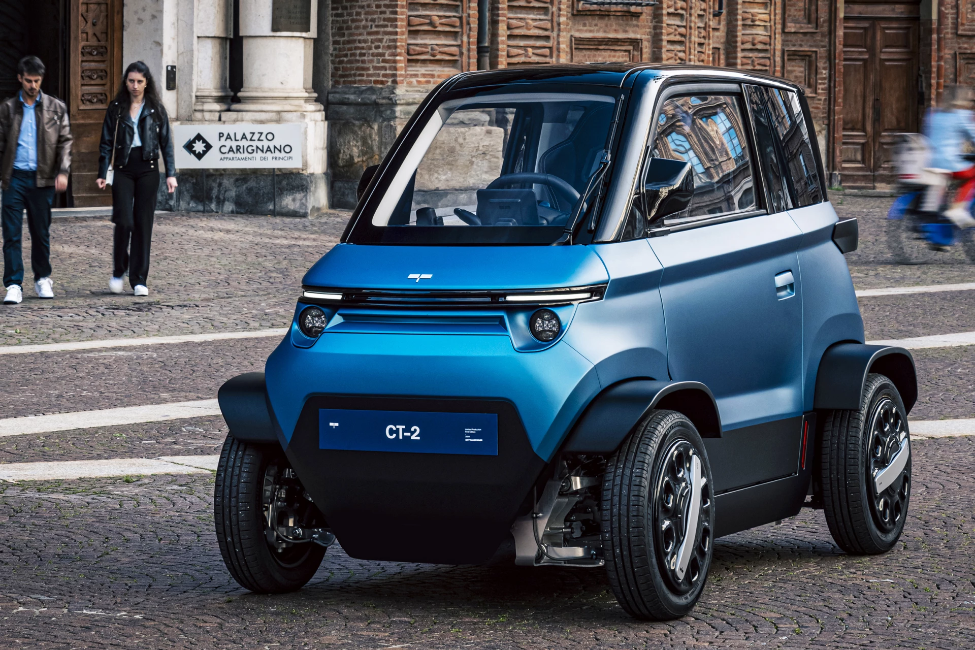 'City Transformer' microcar widens wheel track for high-speed stability