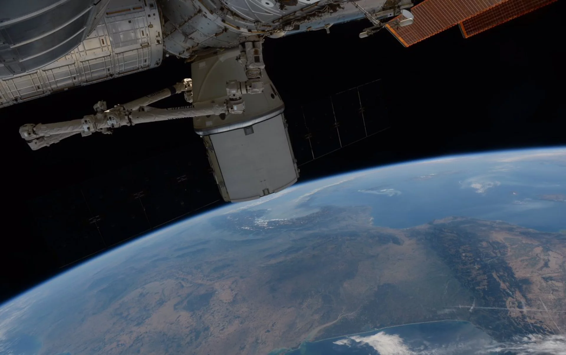 SpaceX's Dragon scuttles back to Earth with space-mice and science onboard