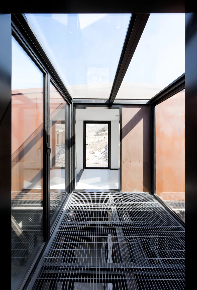 Passively-cooled Caterpillar House built from shipping containers