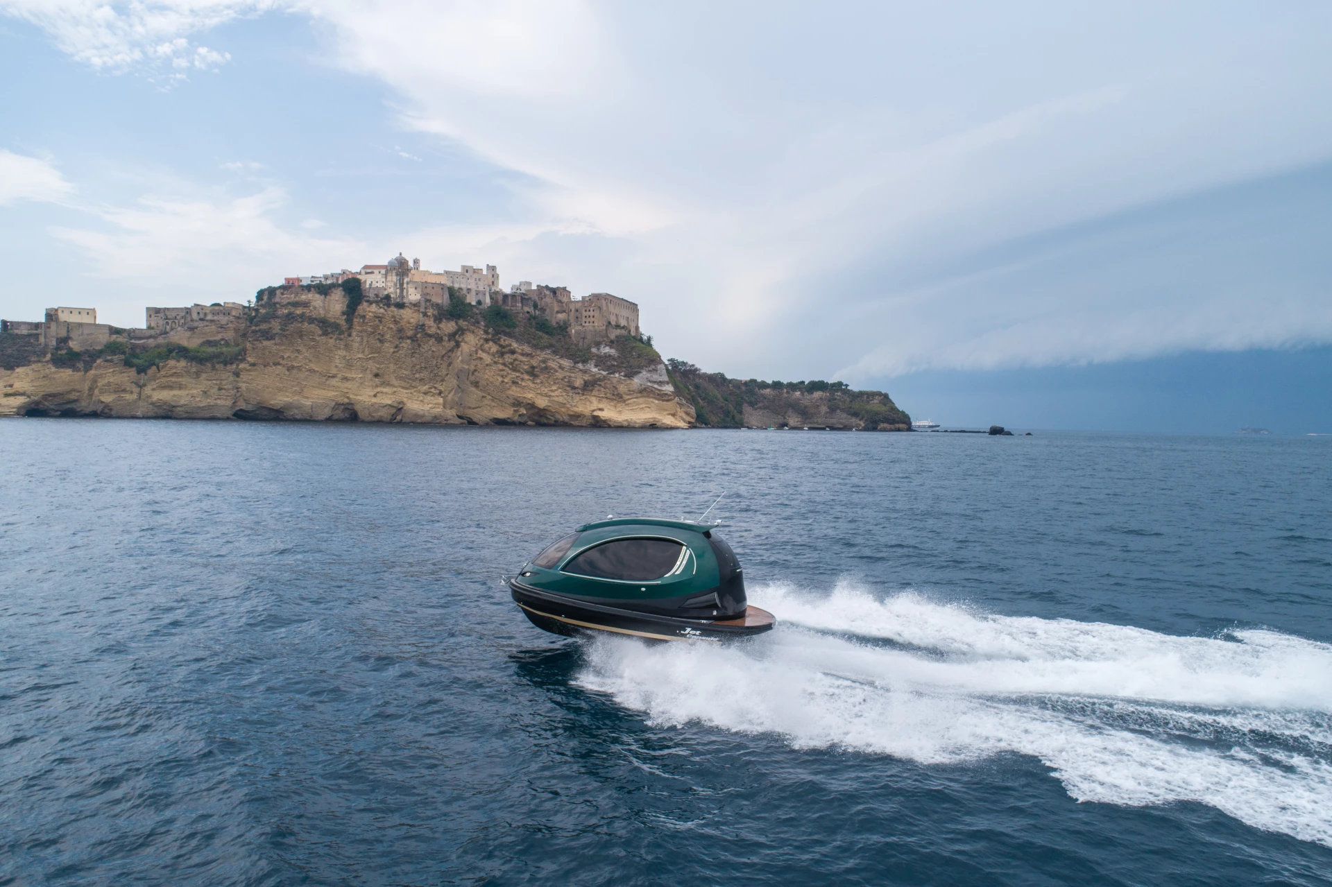 Jet Capsule launches bigger, faster, more luxurious motorboat