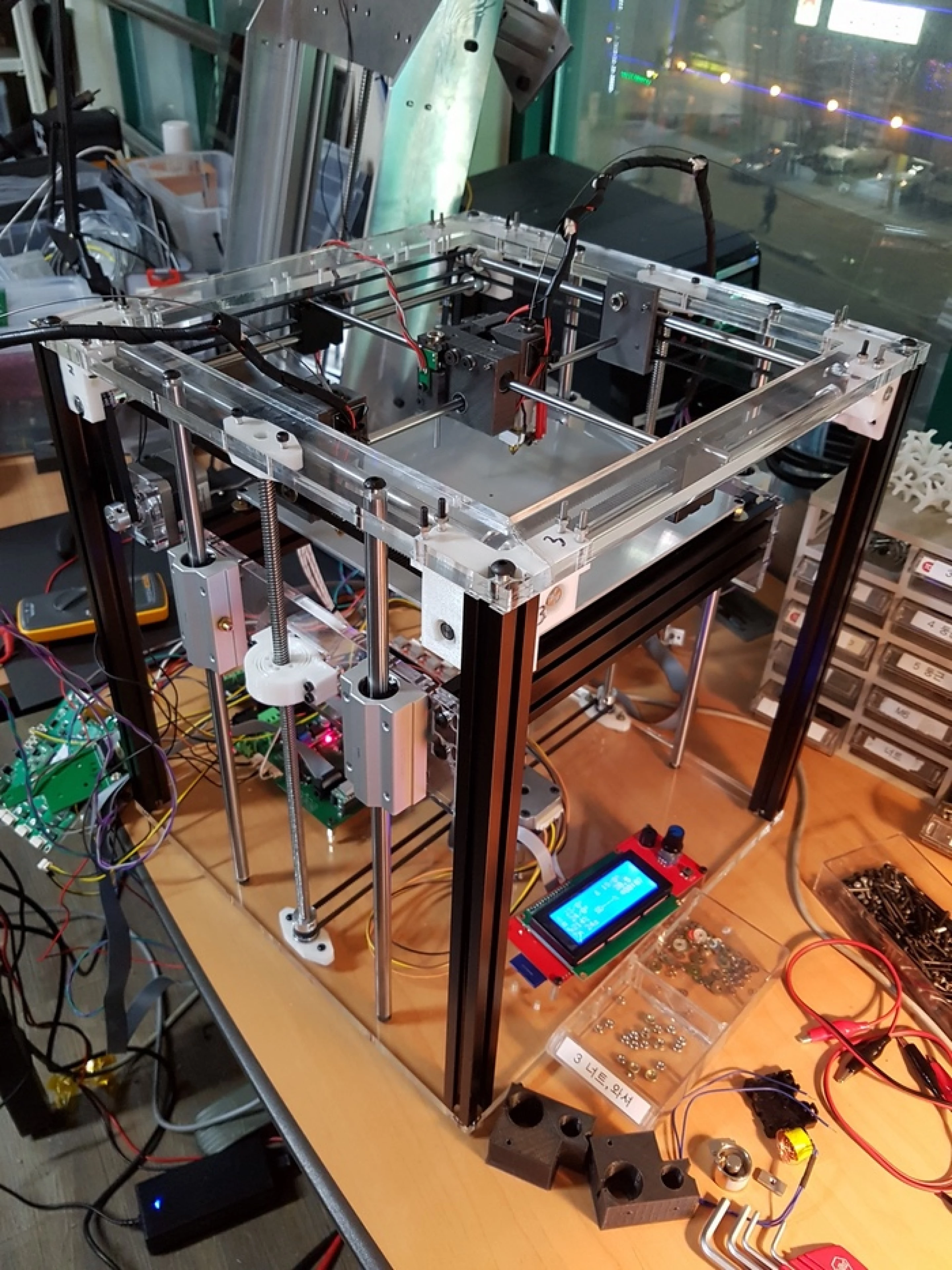 Build plate stack feeds 3D printer for continuous printing possibilities