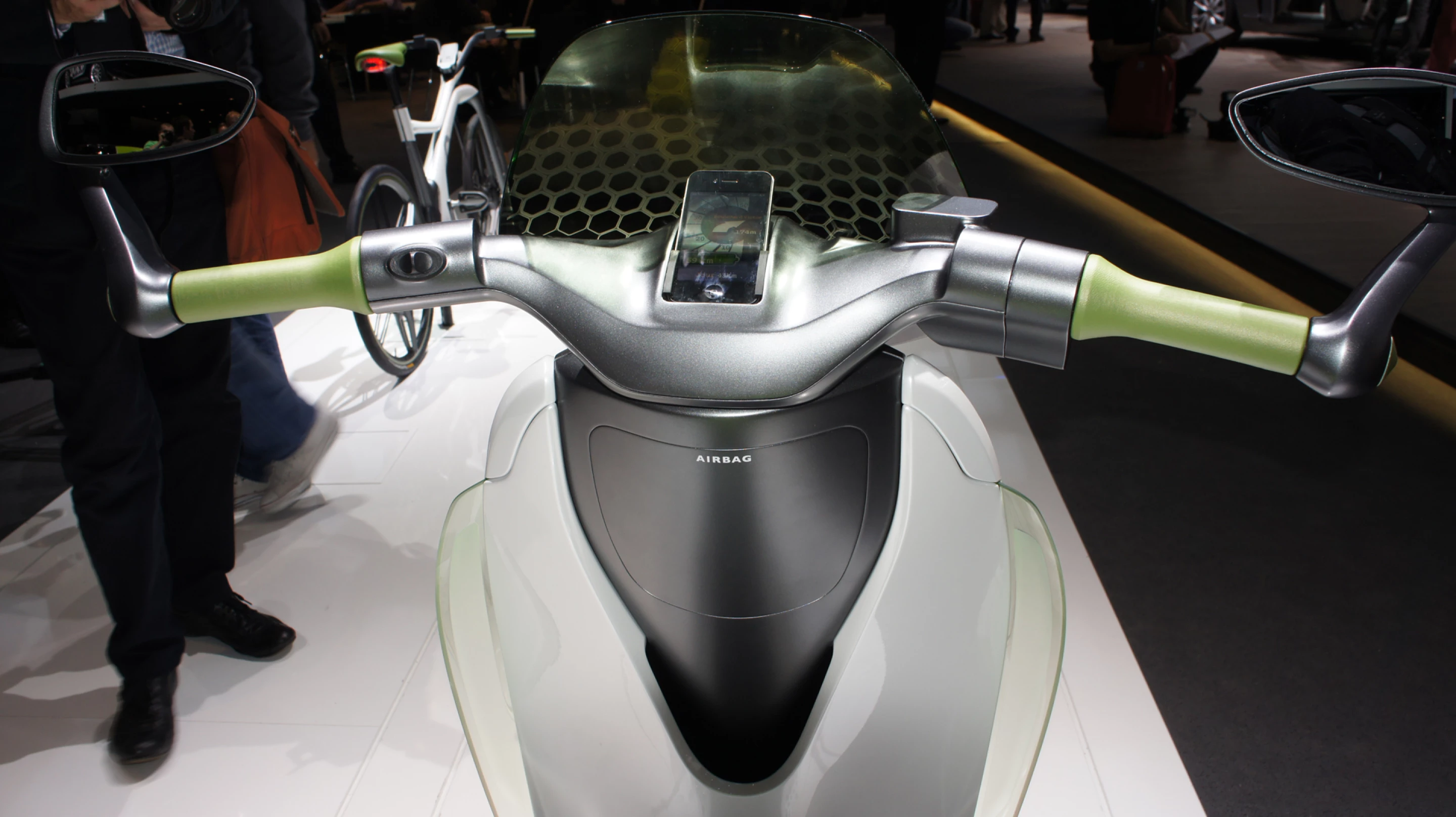 Smart vehicles get even smaller with all-electric smart escooter concept
