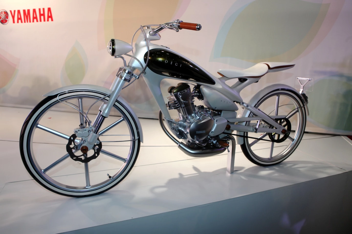Yamaha shows retro lightweight 125cc motorcycle that gets 220 mpg