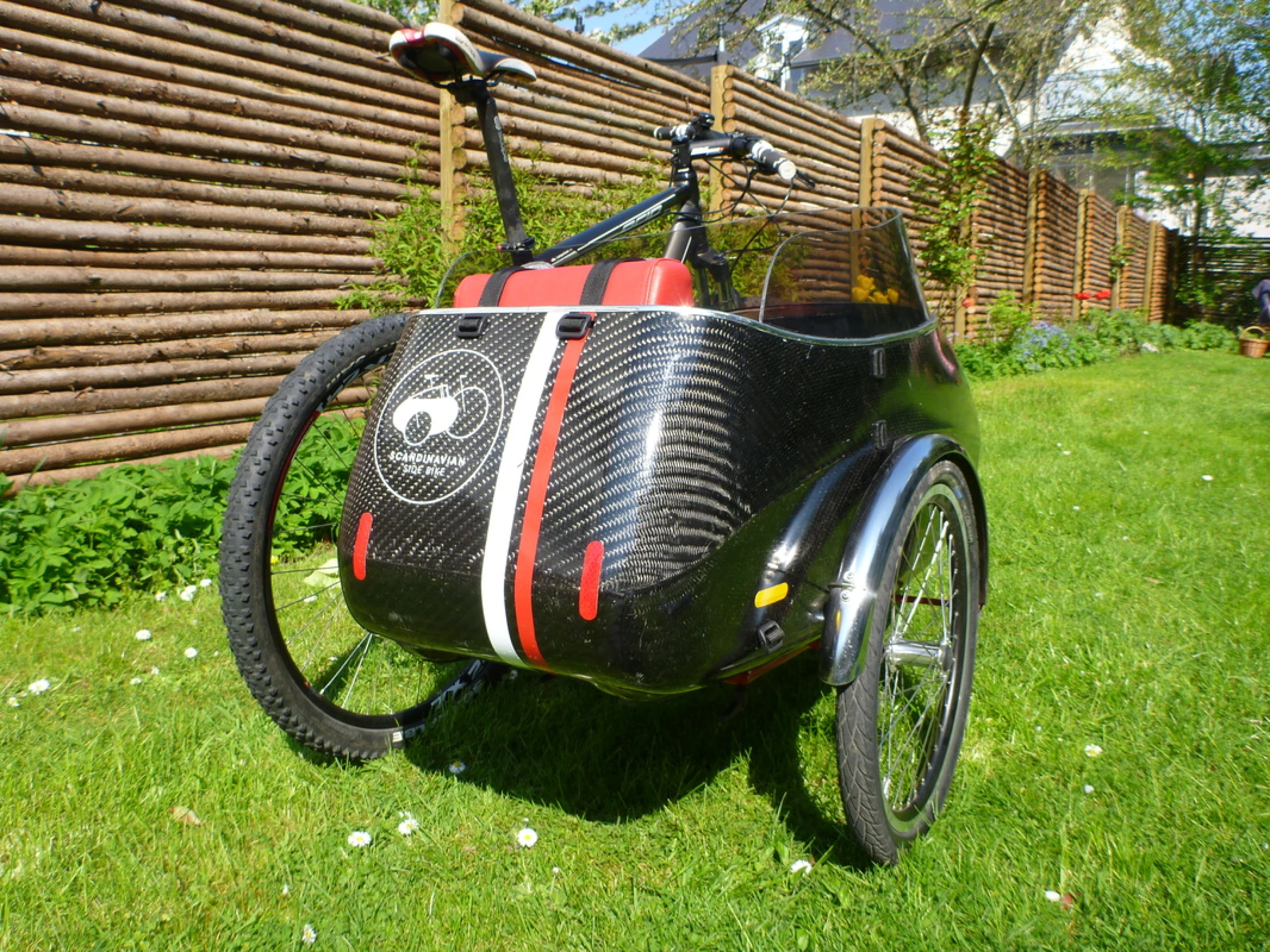 Scandinavian Sidecar carries cargo and children over road and snow