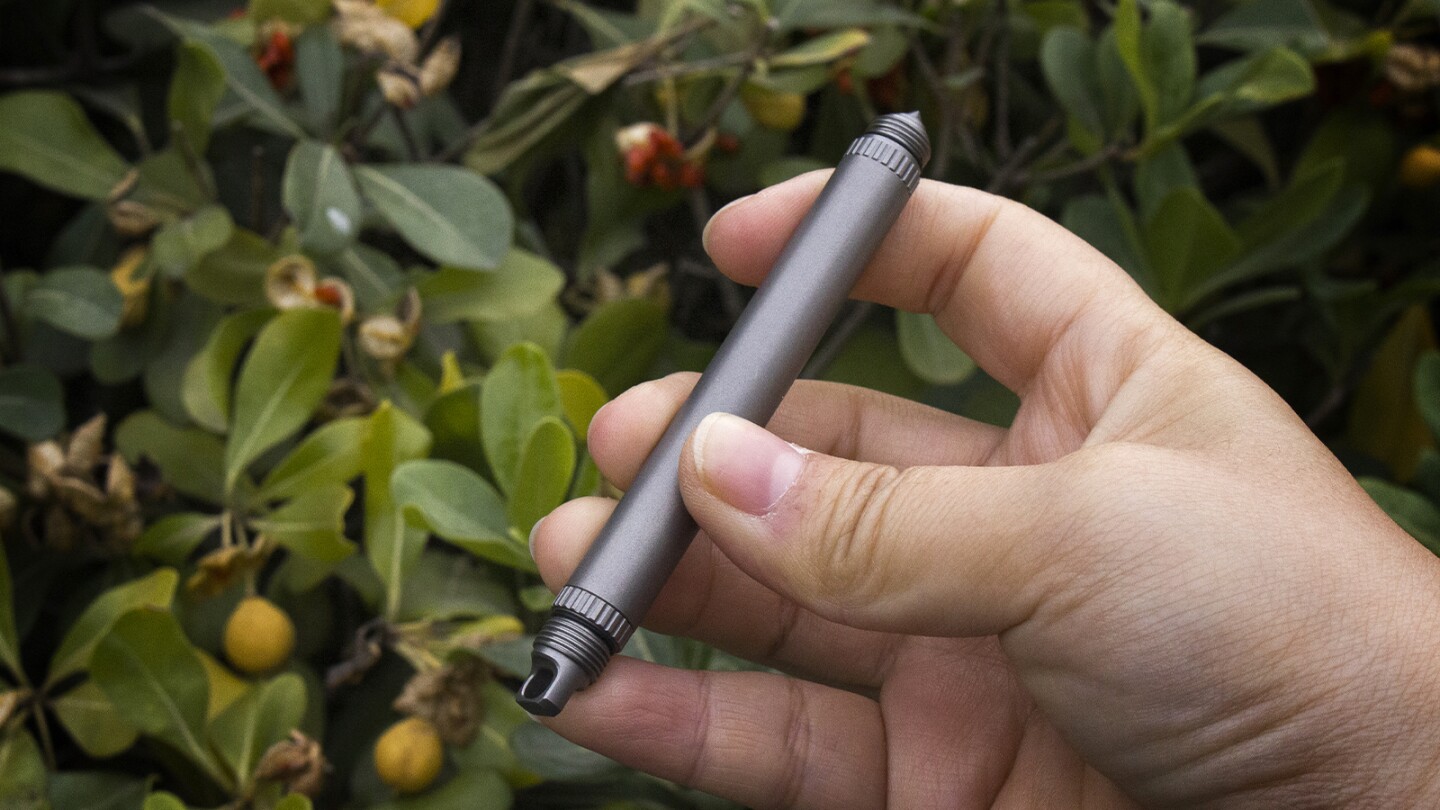 Mantis Pen packs scalpel blade, other tools, in slim titanium tube