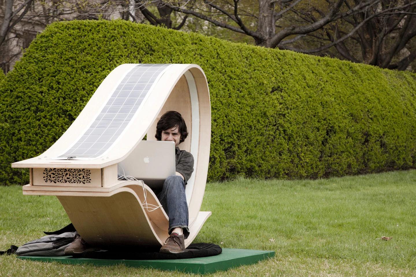 SOFT Rocker uses solar to top up your gadgets while you relax