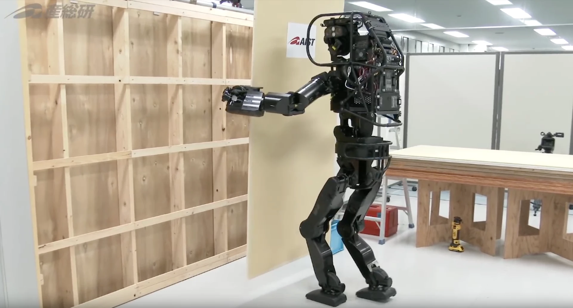 Japanese construction robot demonstrates the future of building