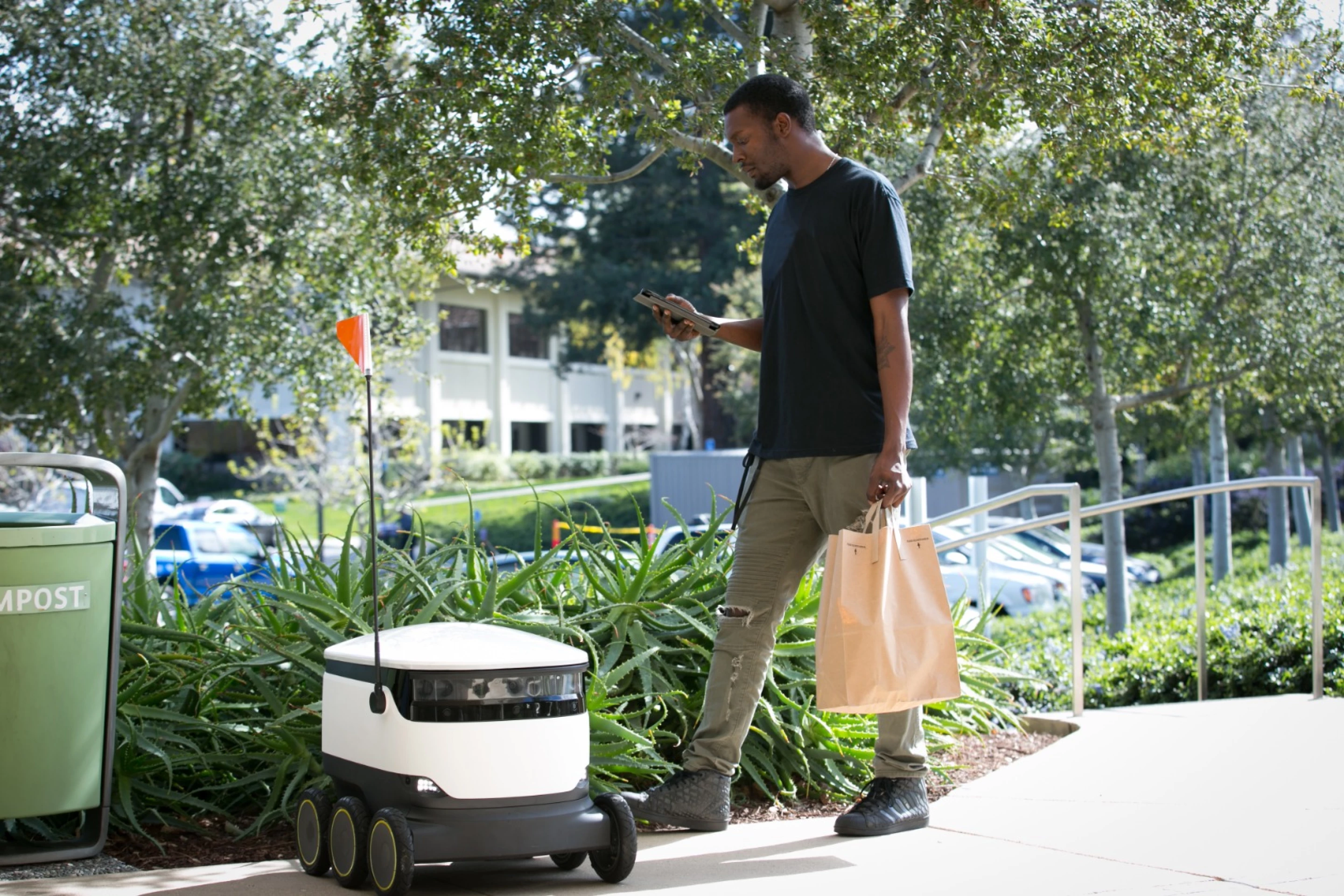 Starship's autonomous food-toting robots begin $2 deliveries for hungry ...