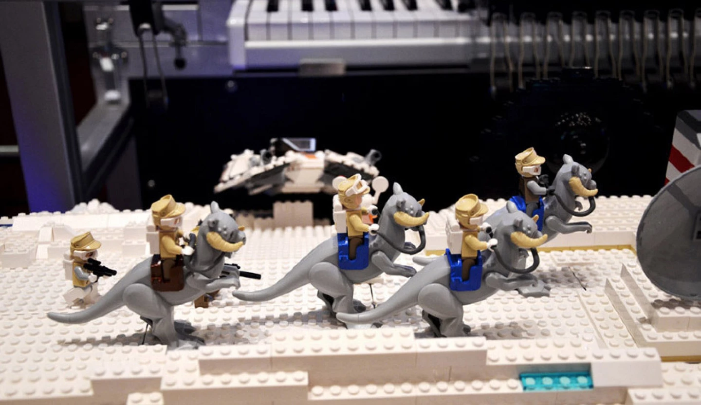 Star Wars barrel organ constructed from Lego