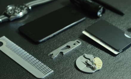 Coin-shaped pocket knife snaps into action