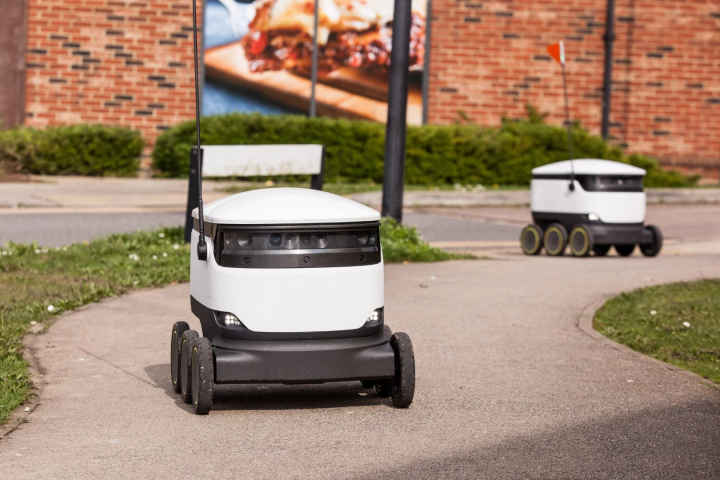 Starship's autonomous food-toting robots begin $2 deliveries for hungry ...