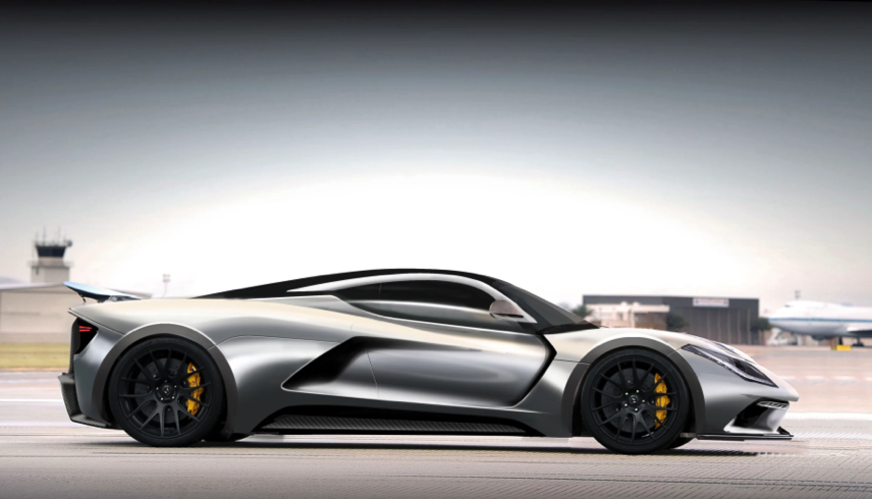 1,400-hp Hennessey Venom F5 guns for a 290-mph speed record