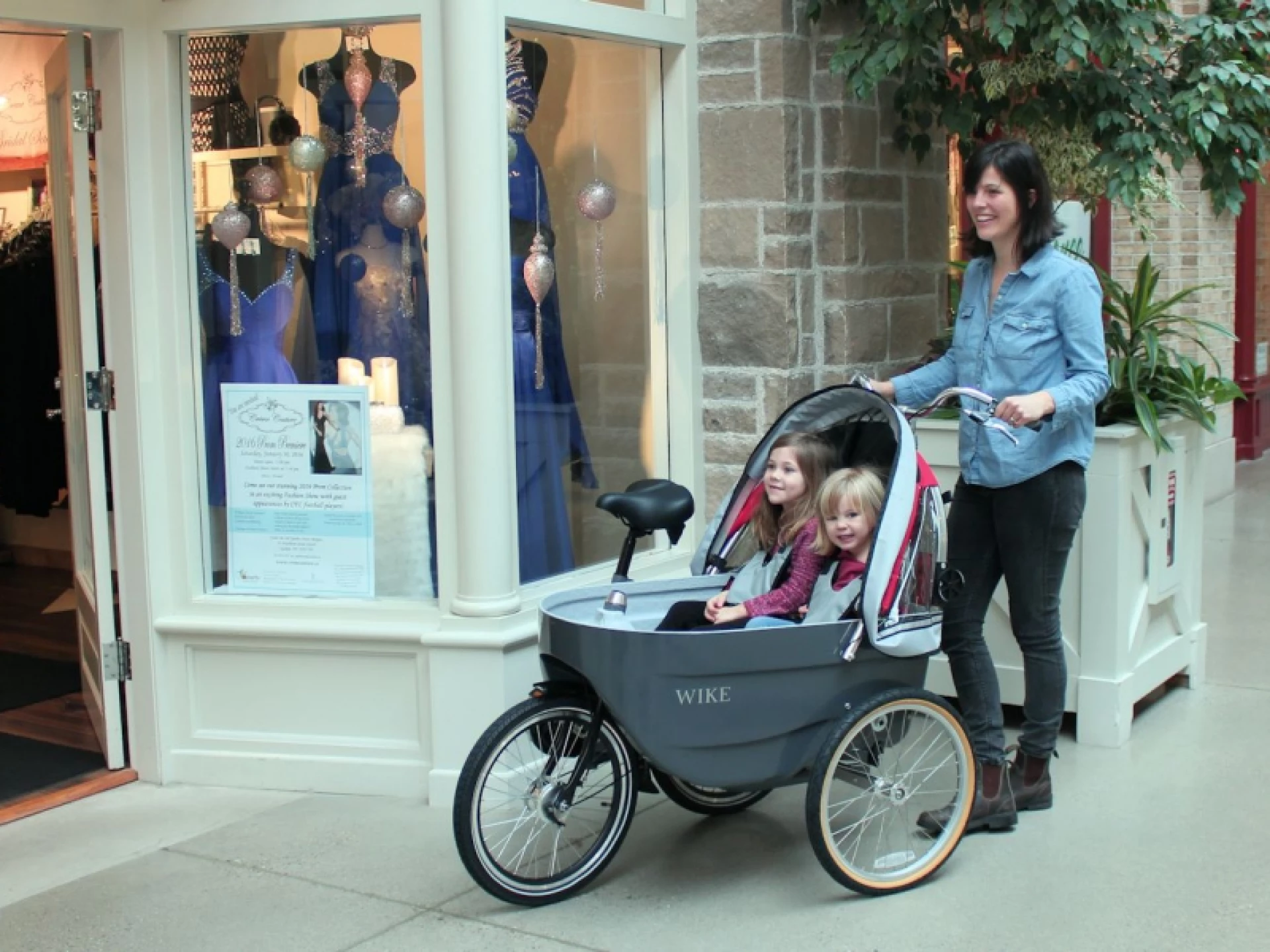 Baby-carrying bicycle transforms into a stroller in seconds