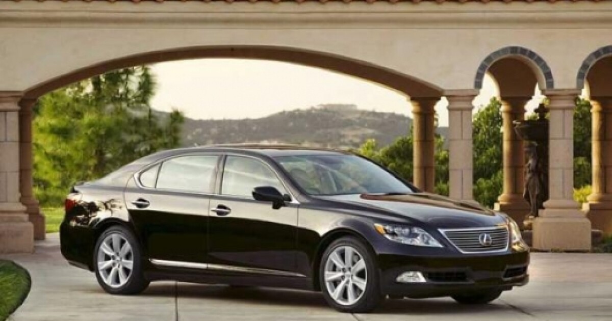 Lexus to release V8 hybrid limousine