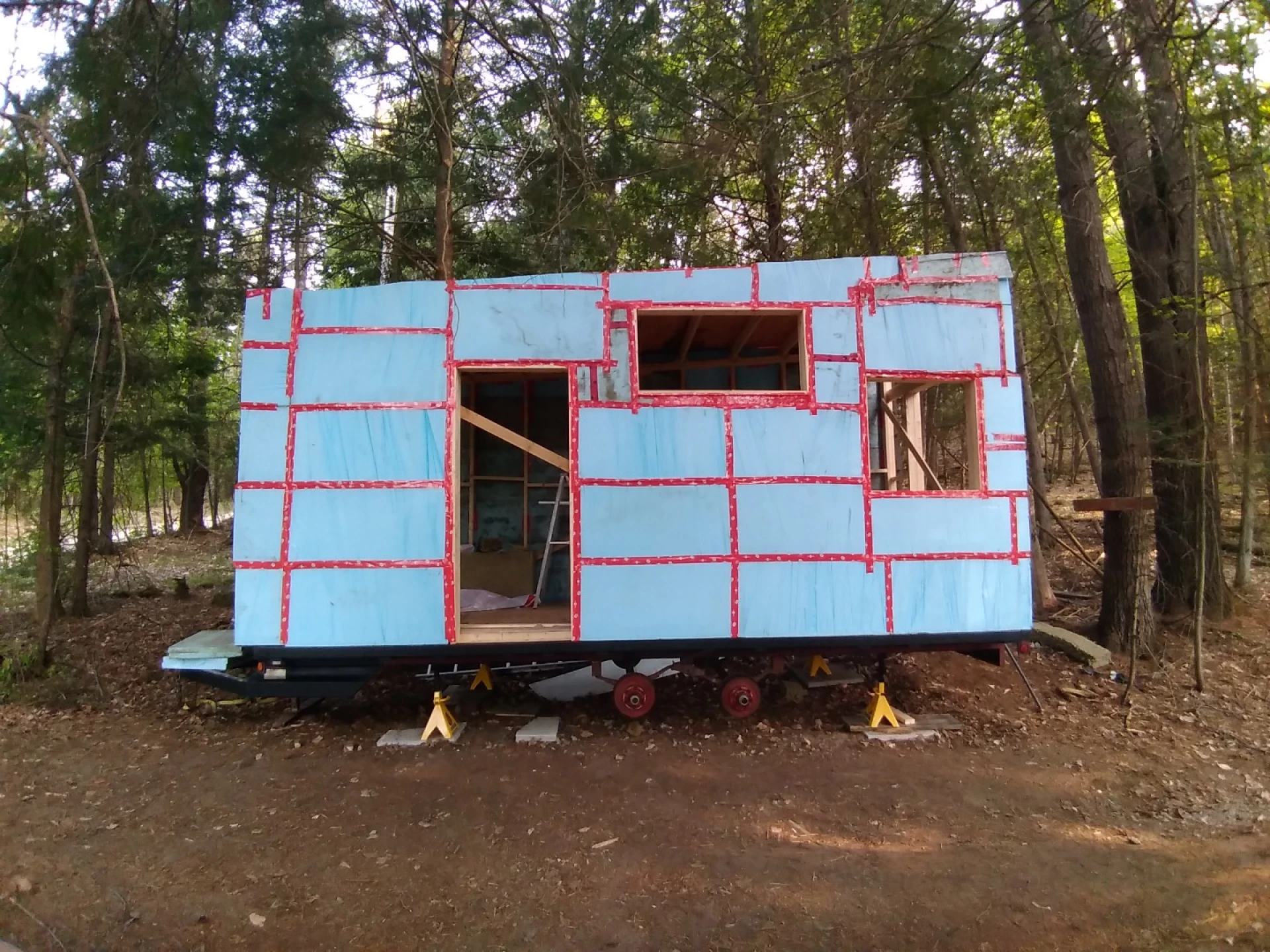 Engineering grad builds Tiny House with an elevator bed for just $15k