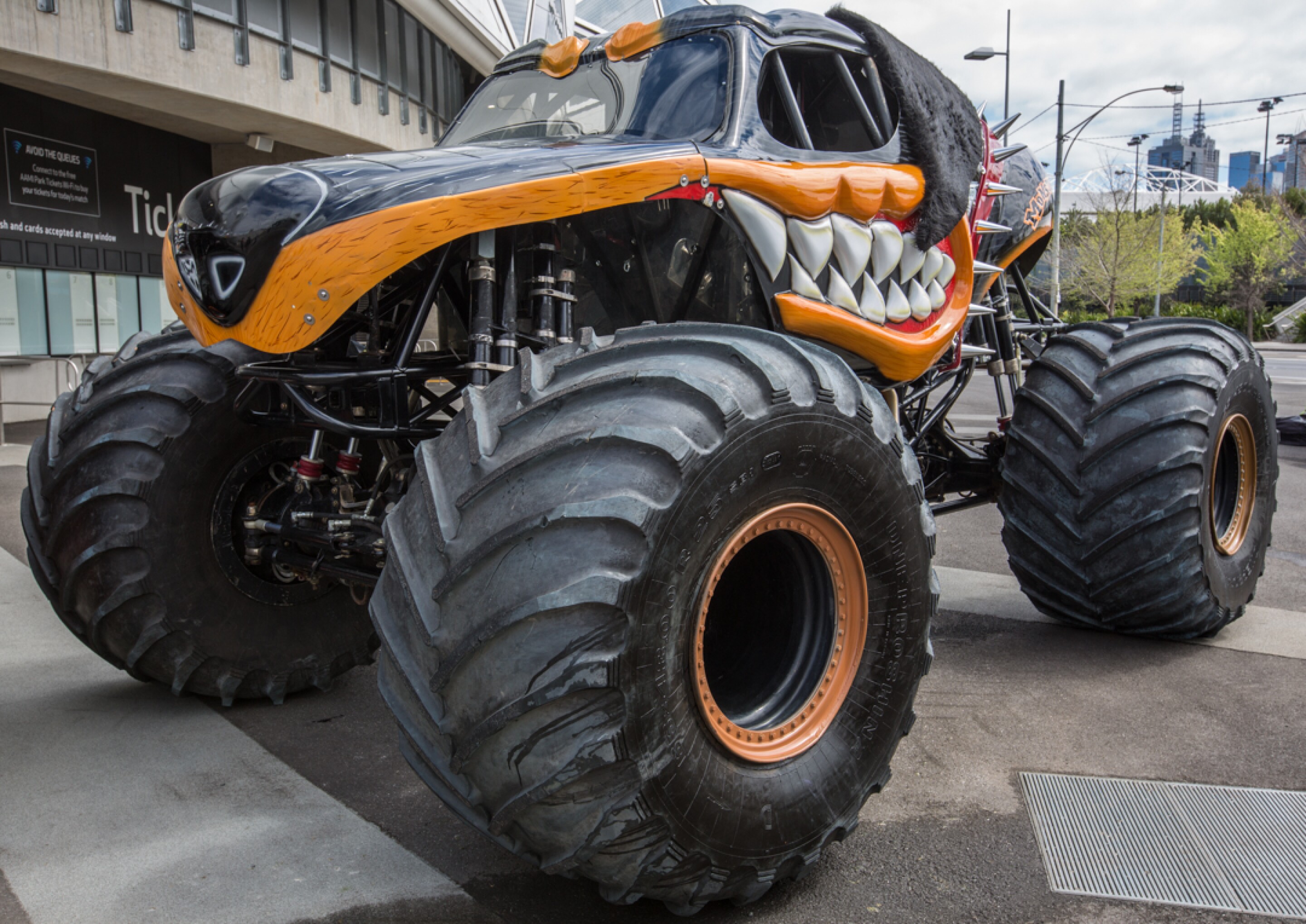 Video: How to drive a monster truck