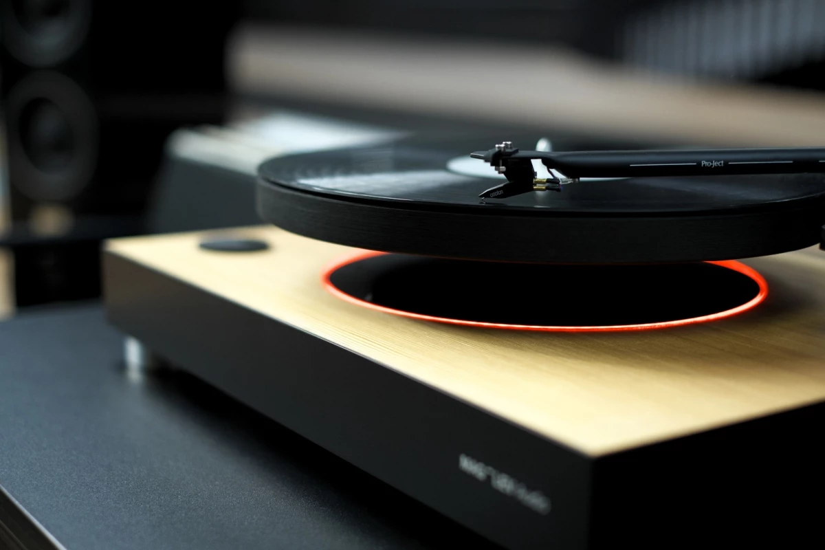 Eye-catching turntable spins vinyl in mid-air