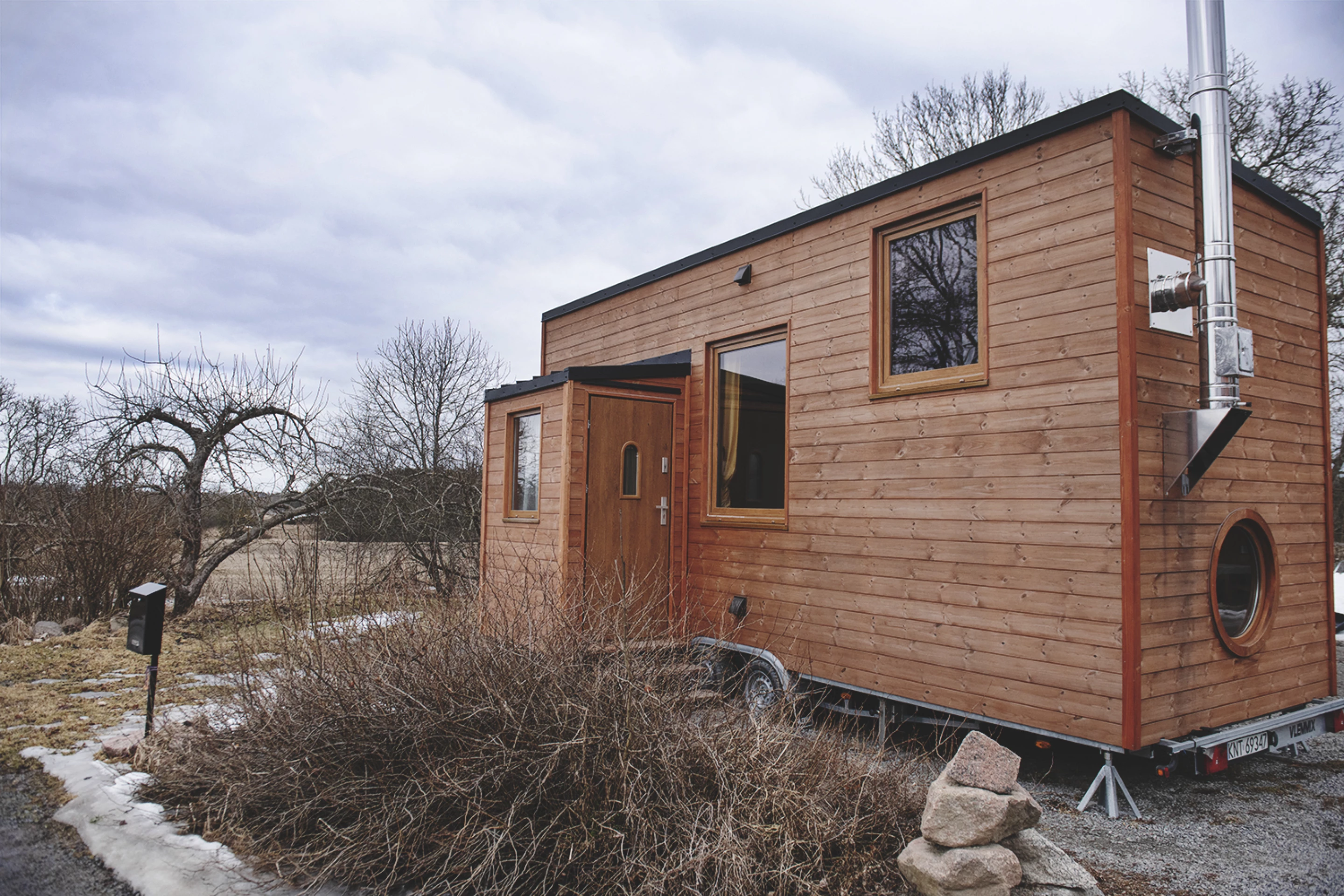 Elise tiny house lifts the living room to fit family of three