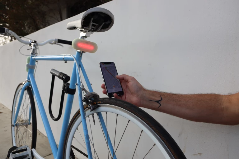 Turn-indicating bike lights use GPS to respond to their location