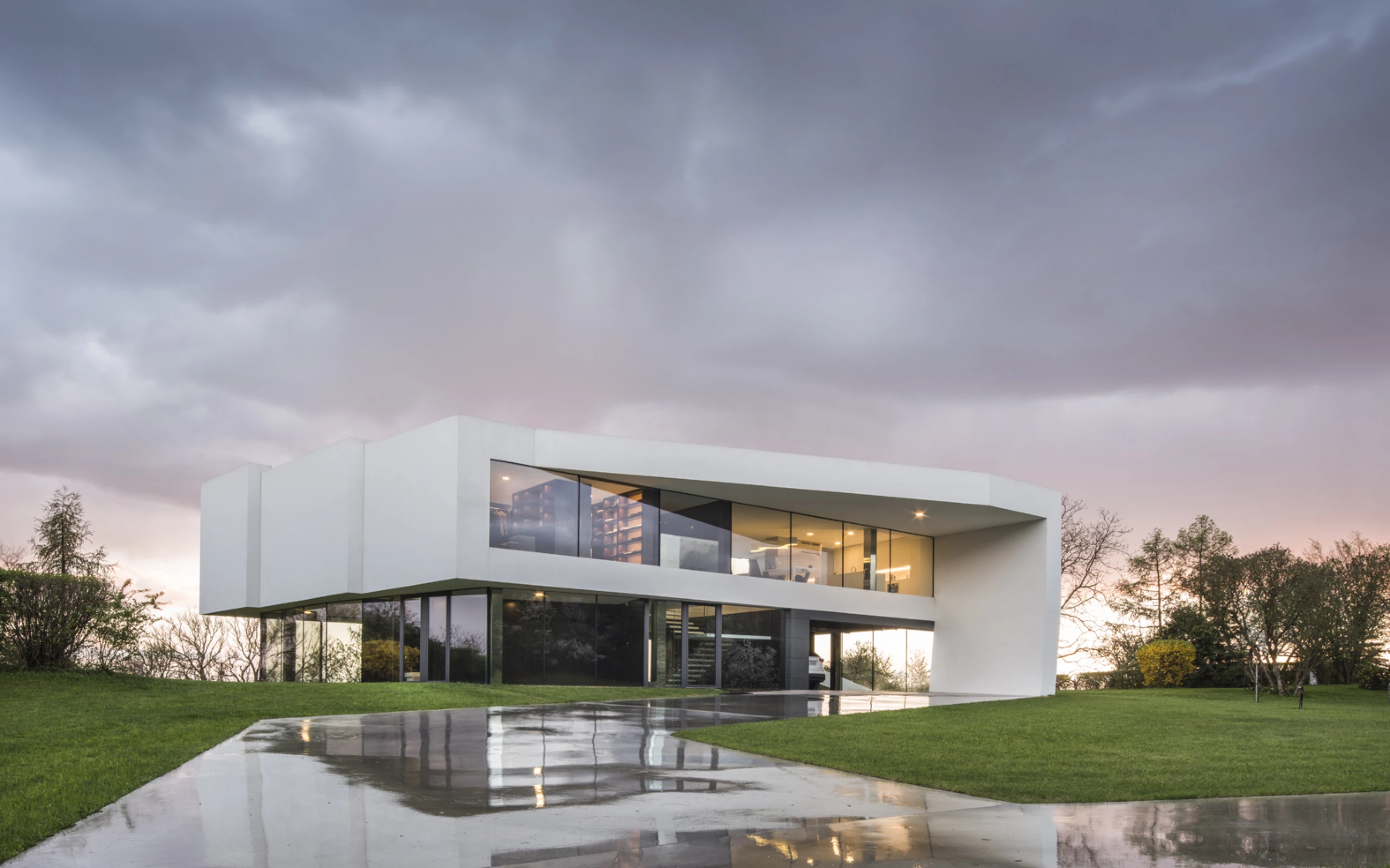 Remarkable By The Way House wraps its residents in a looping driveway