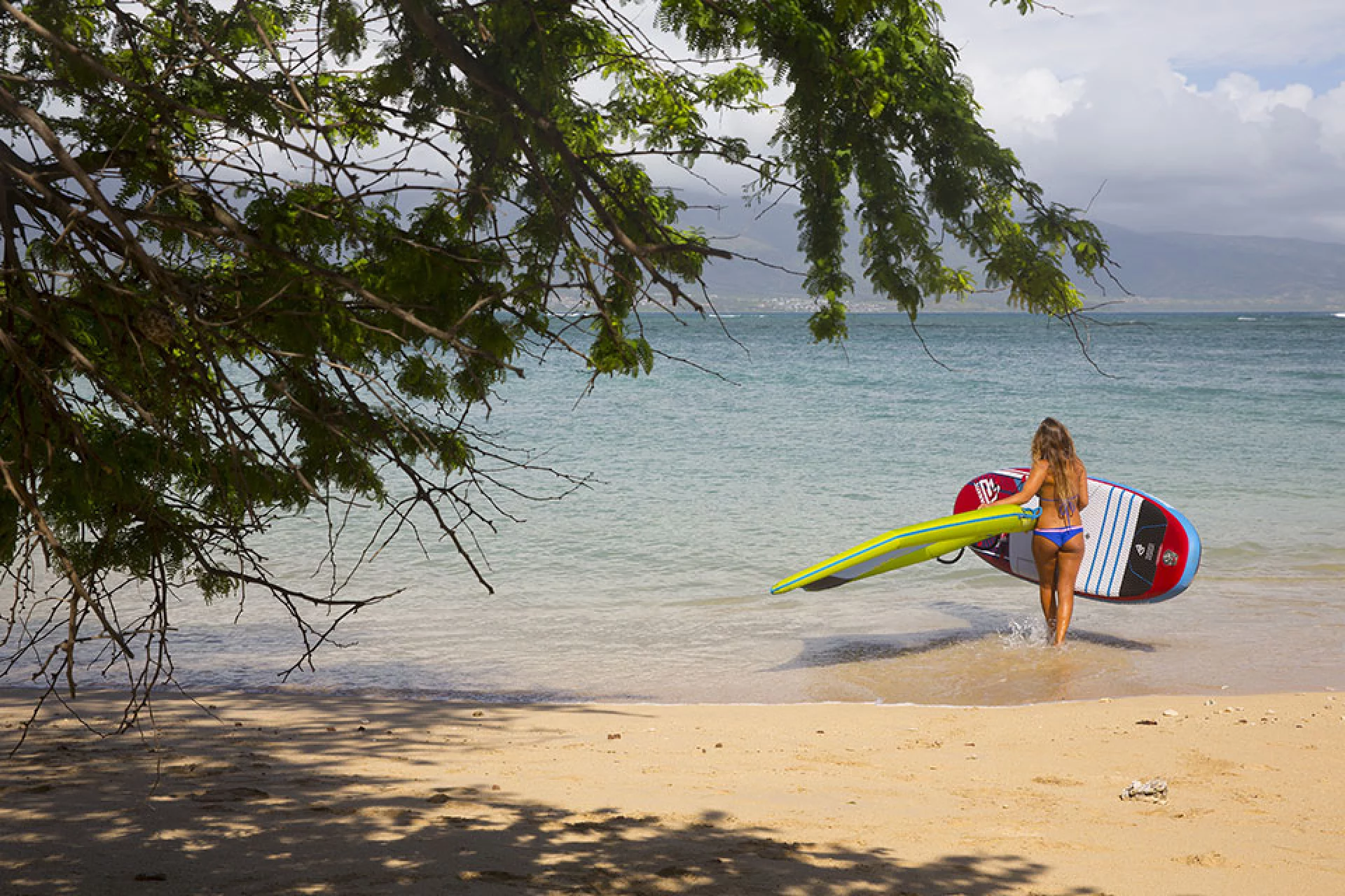 Inflatable windsurfing rig sails on air ... and fits in a backpack