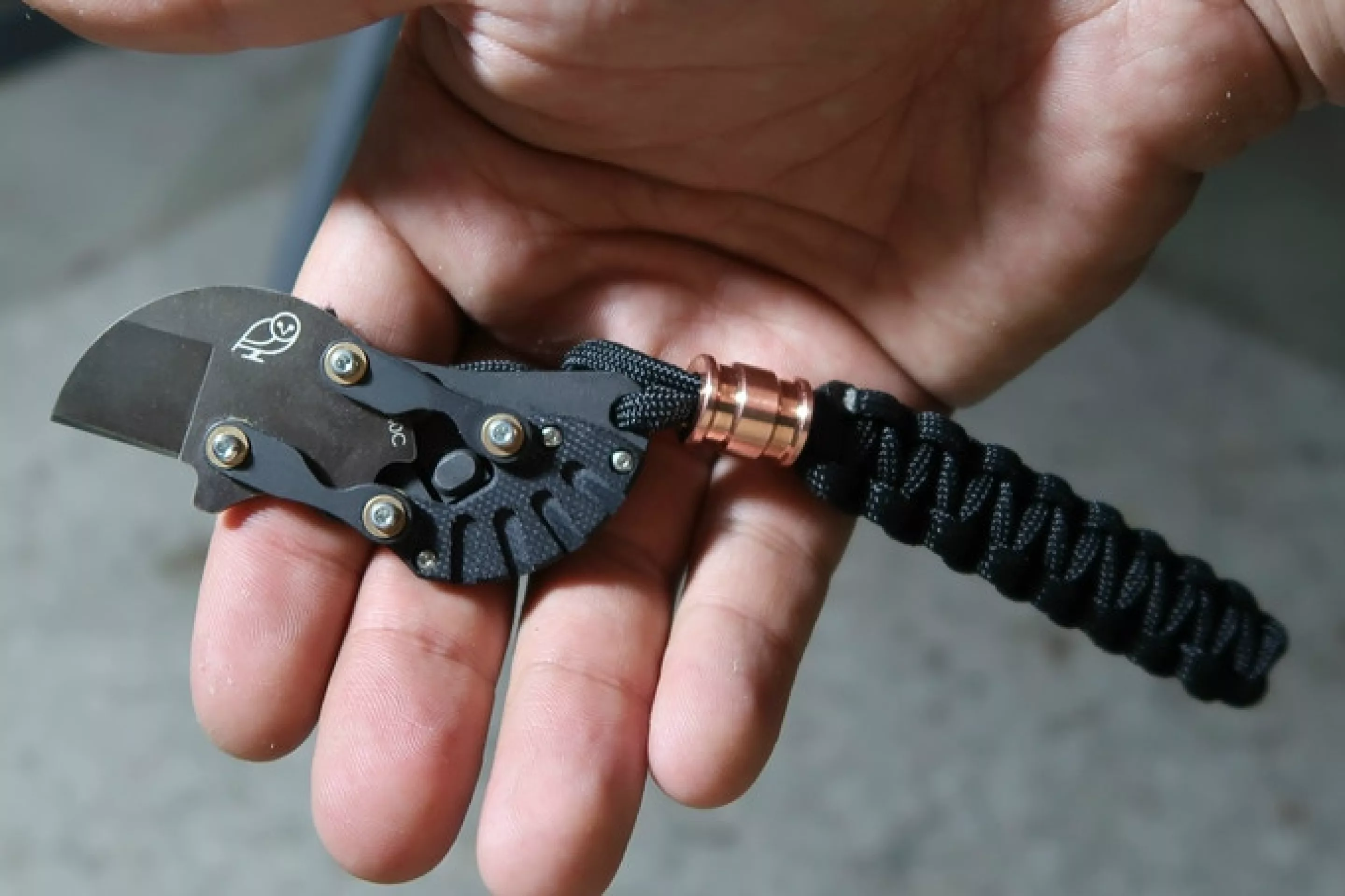Coin-shaped pocket knife snaps into action