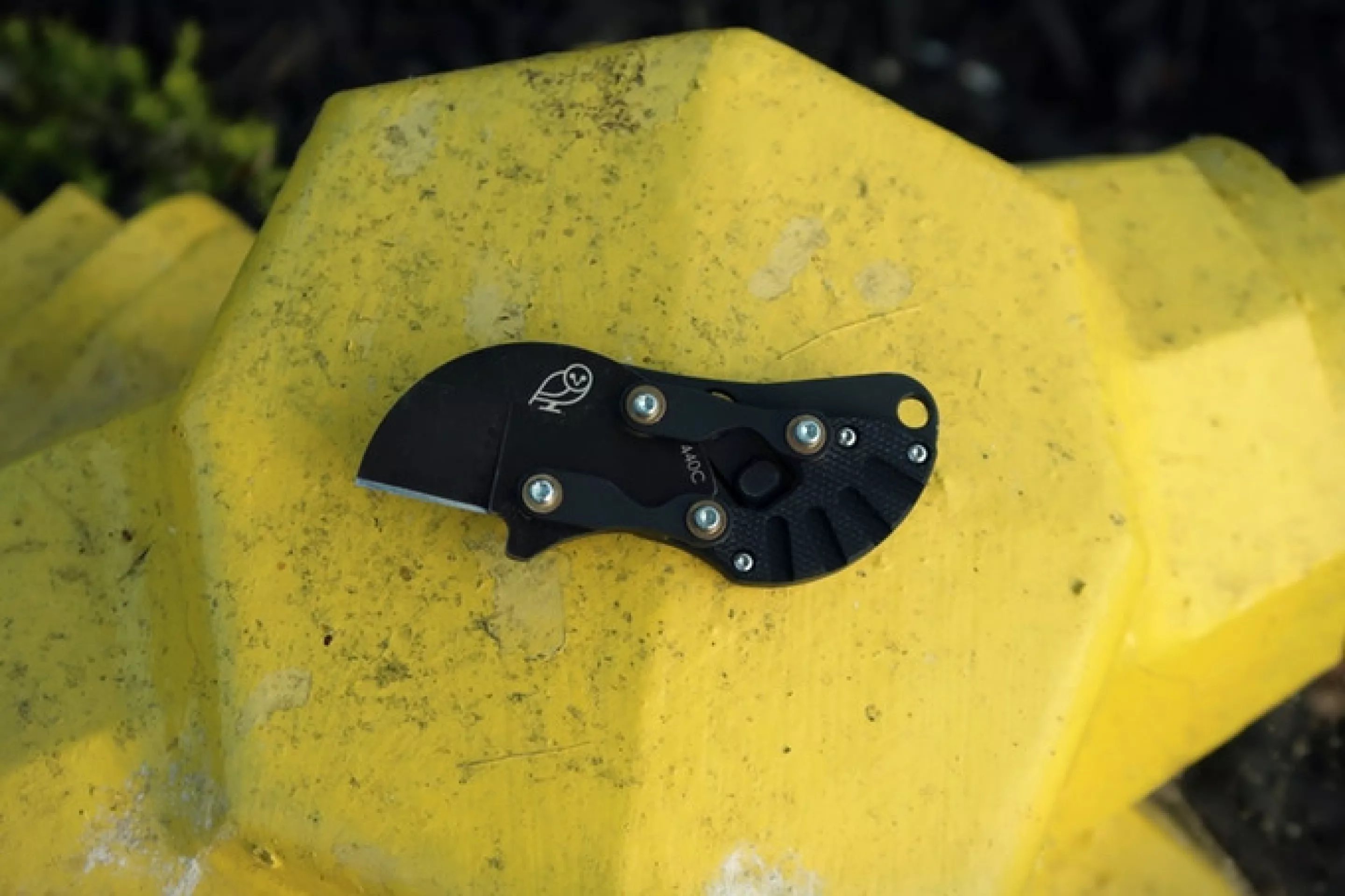 Coin-shaped pocket knife snaps into action