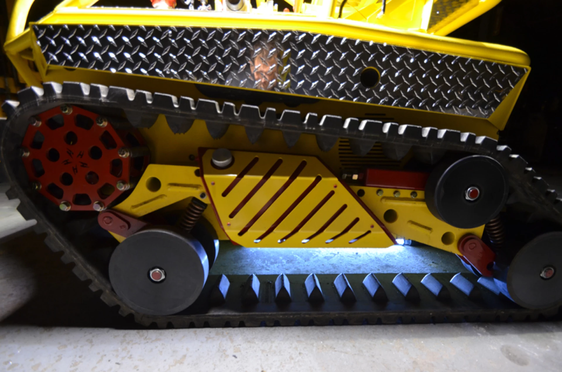 Thermite fire-fighting robot removes firefighters from harm's way