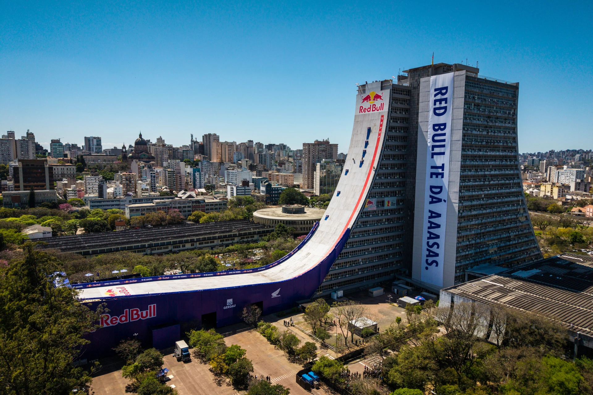 Sandro Dias sets two world records on world's largest skate ramp