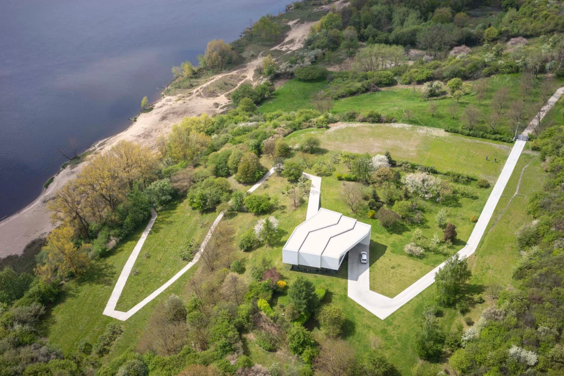 Remarkable By The Way House wraps its residents in a looping driveway