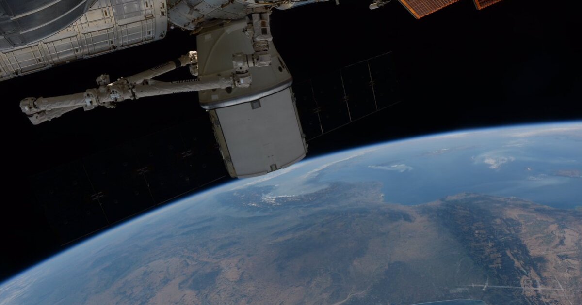 SpaceX's Dragon scuttles back to Earth with space-mice and science onboard