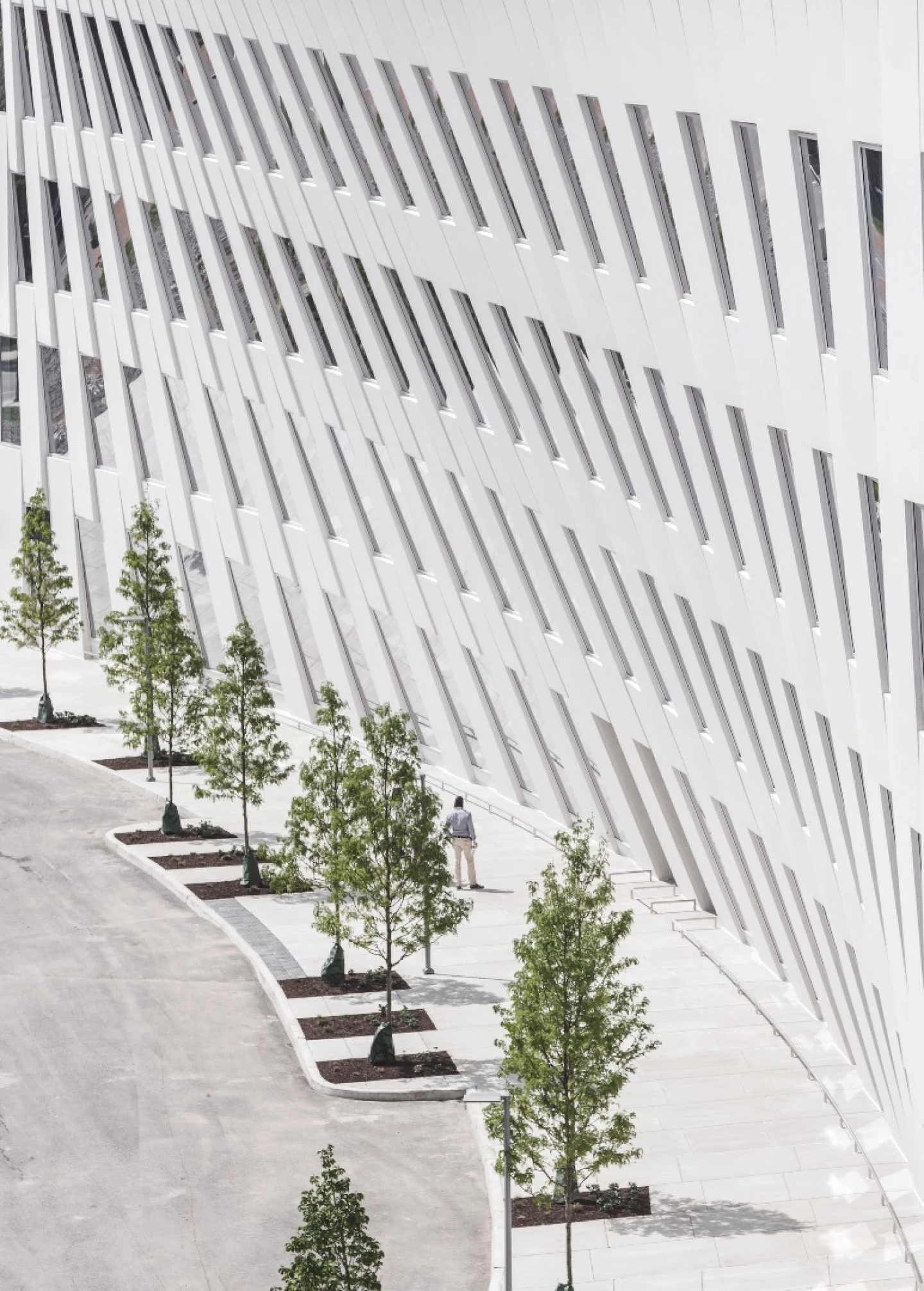 Ship-shaped office grants rooftop views from the lobby