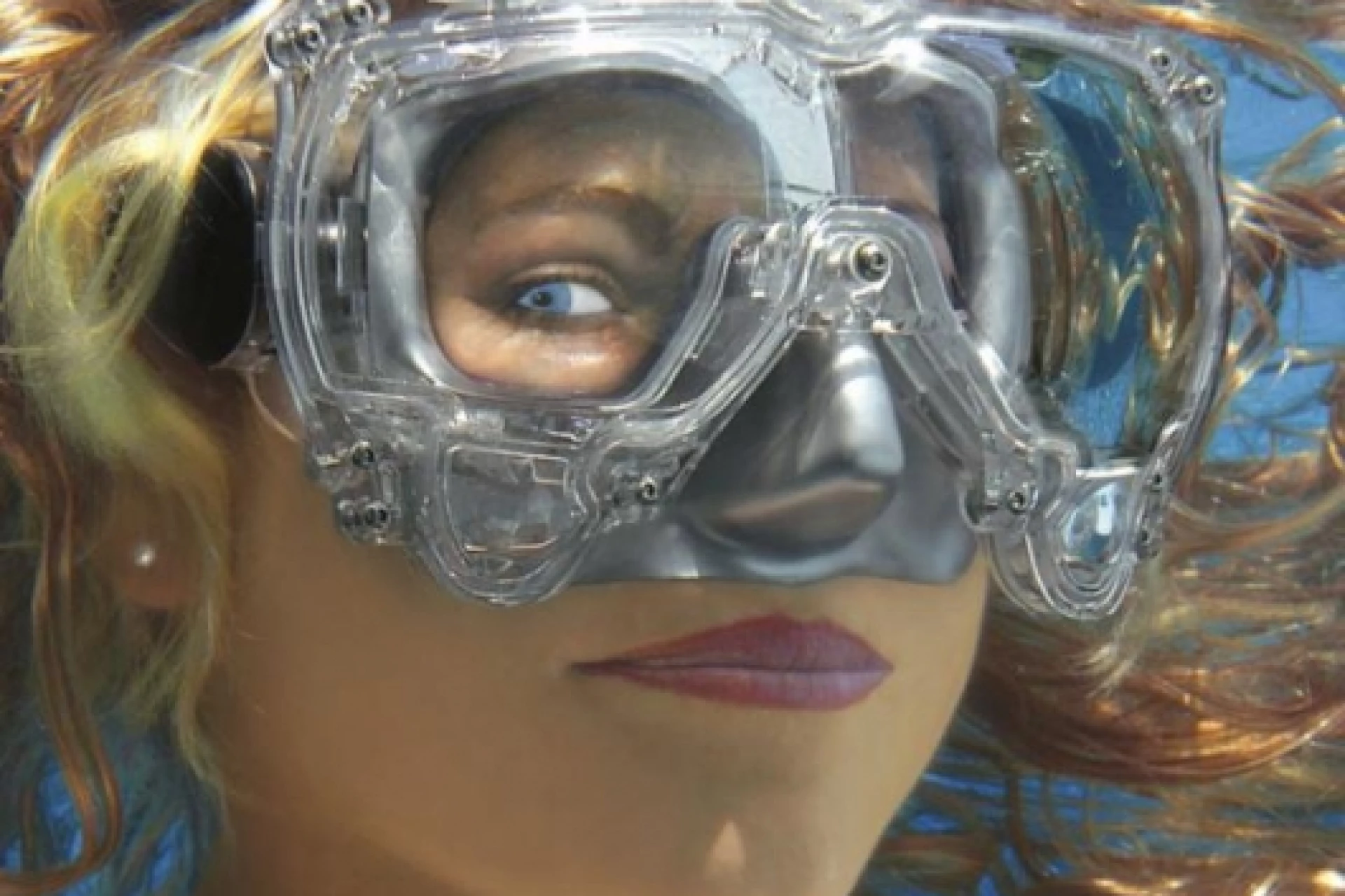 Underwater mask offers five times the view of conventional masks