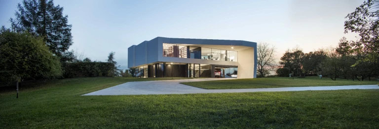 Remarkable By The Way House wraps its residents in a looping driveway