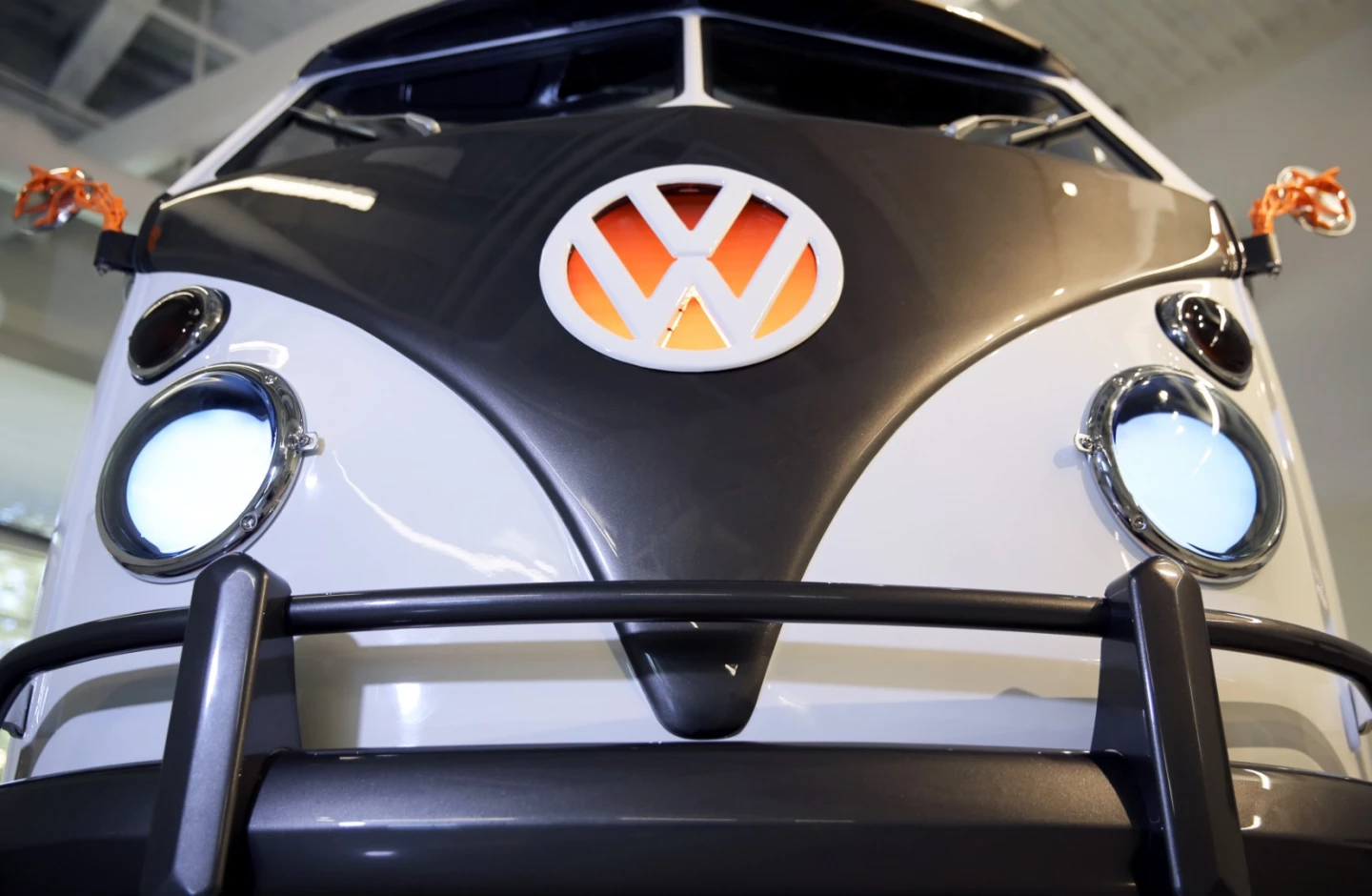 Forget the I.D. Buzz, Volkswagen's loaded an all-electric 1962 Splitty ...