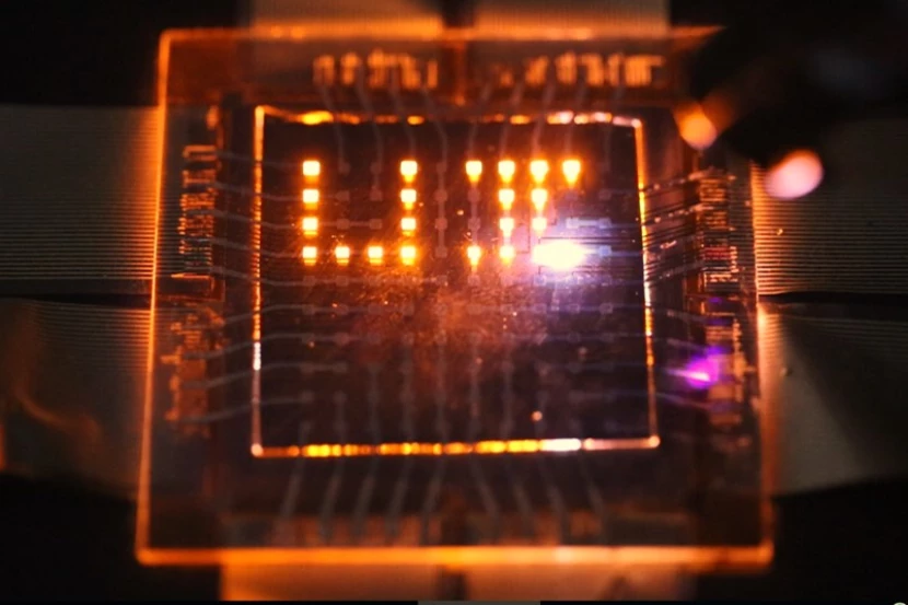 Two-way LEDs could turn screens into touchless chargers