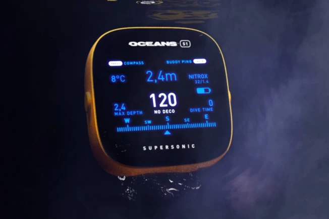 Ultrasonic dive computer lets divers communicate through "pings"