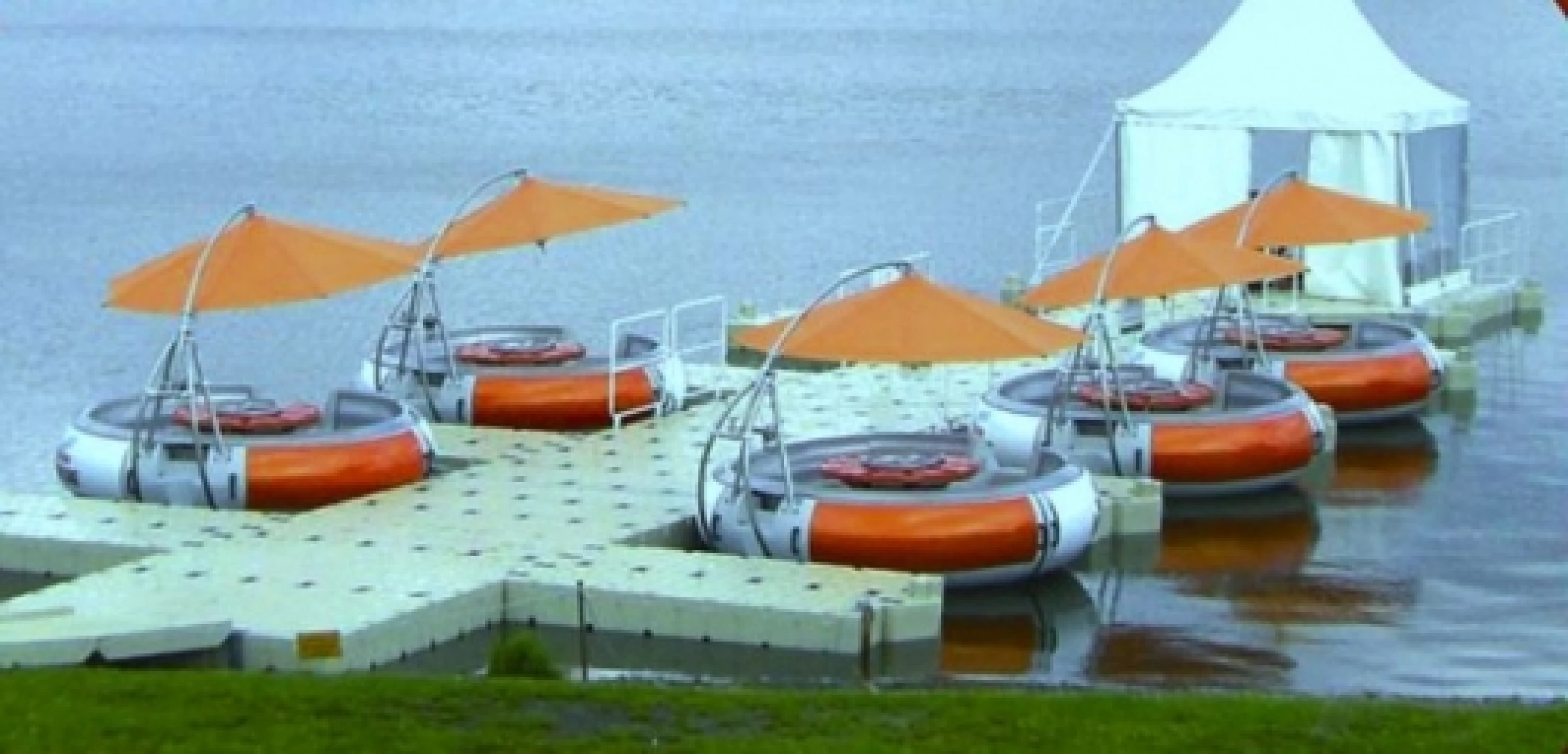 The Floating restaurant table