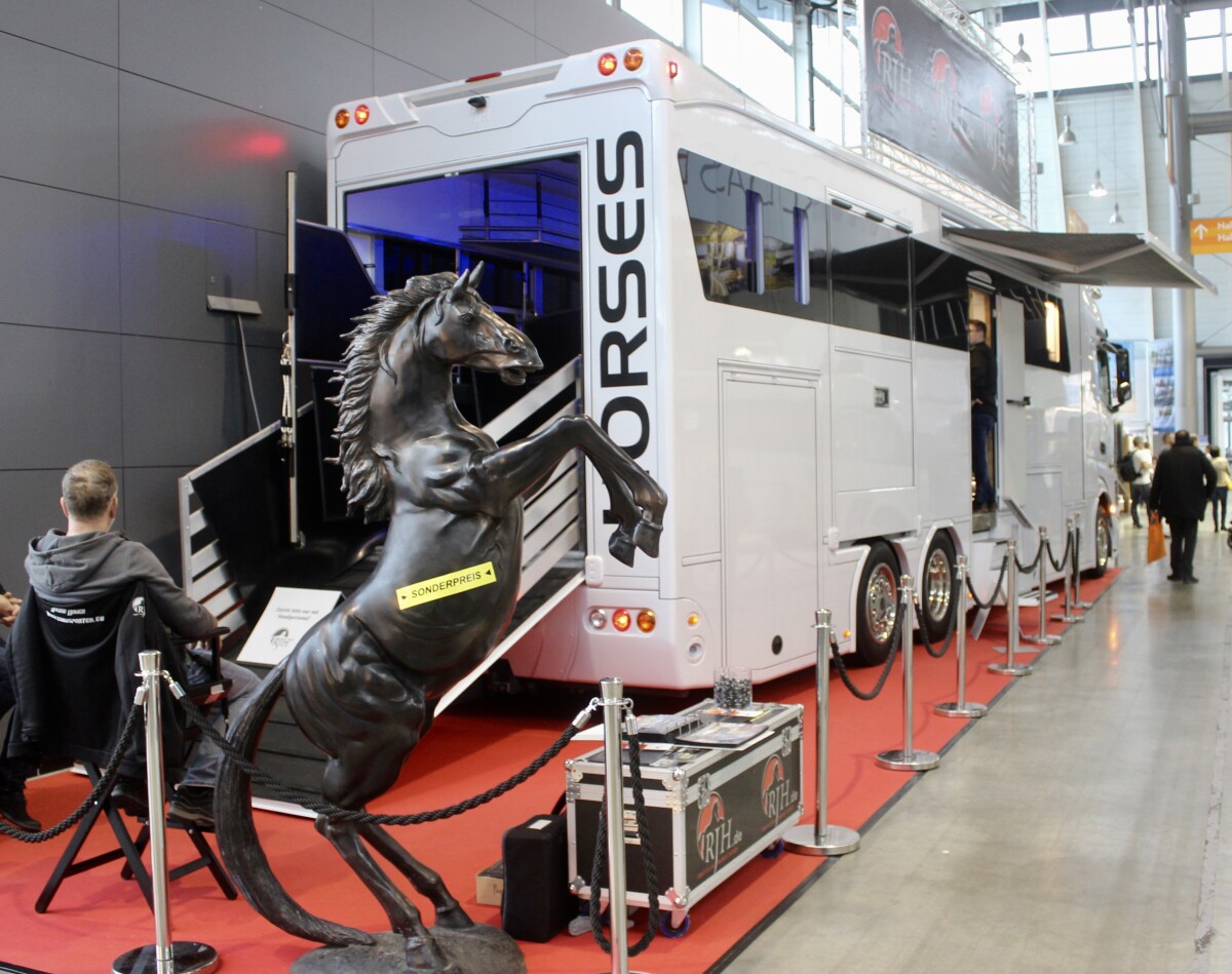 $550K six-wheeled expanding motorhome sleeps six people, five horses