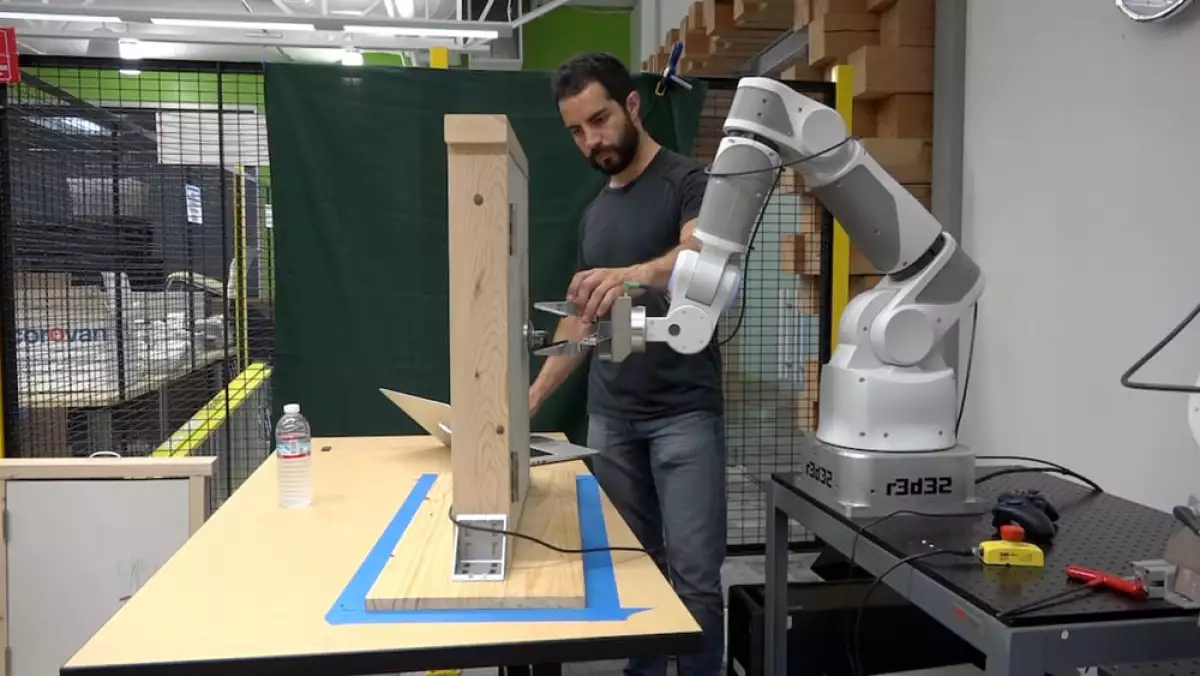 Bridging the gap between science and fiction: The year in robots